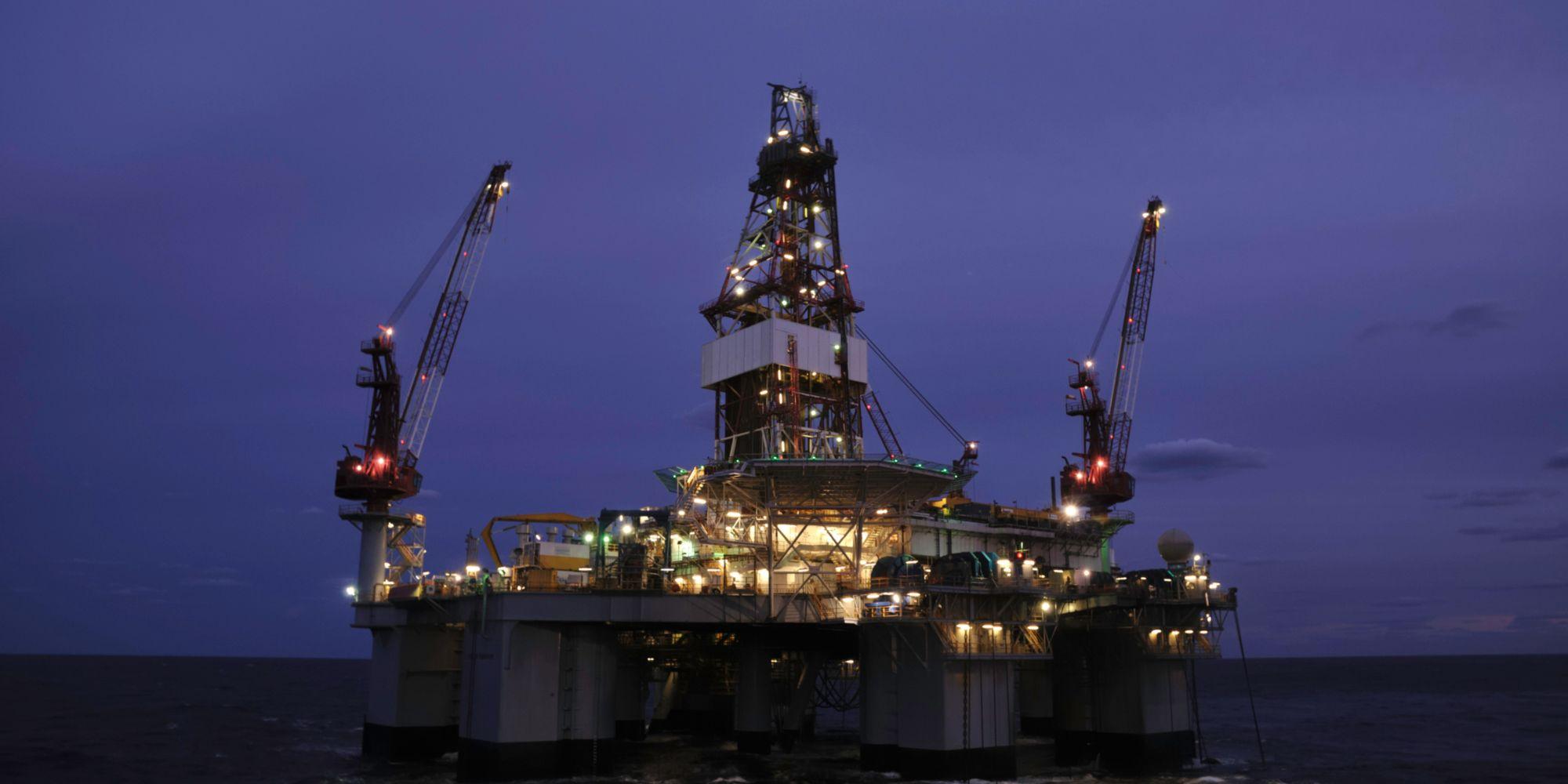 Mexican Oil Rig UFO Sighting: Aliens or Military Craft?